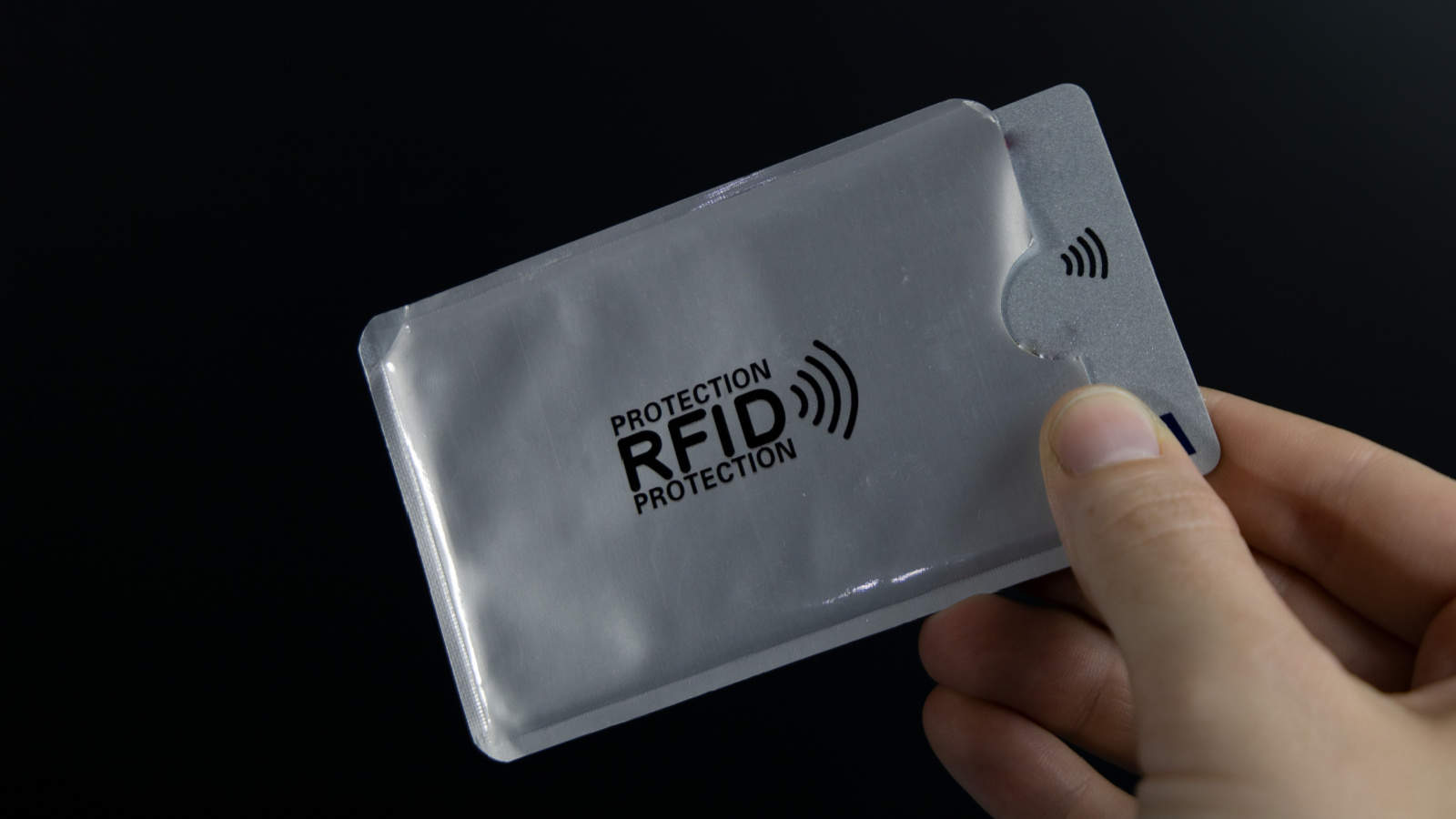 How To Safeguard Your Identity Using RFID Protection - The Queen Zone
