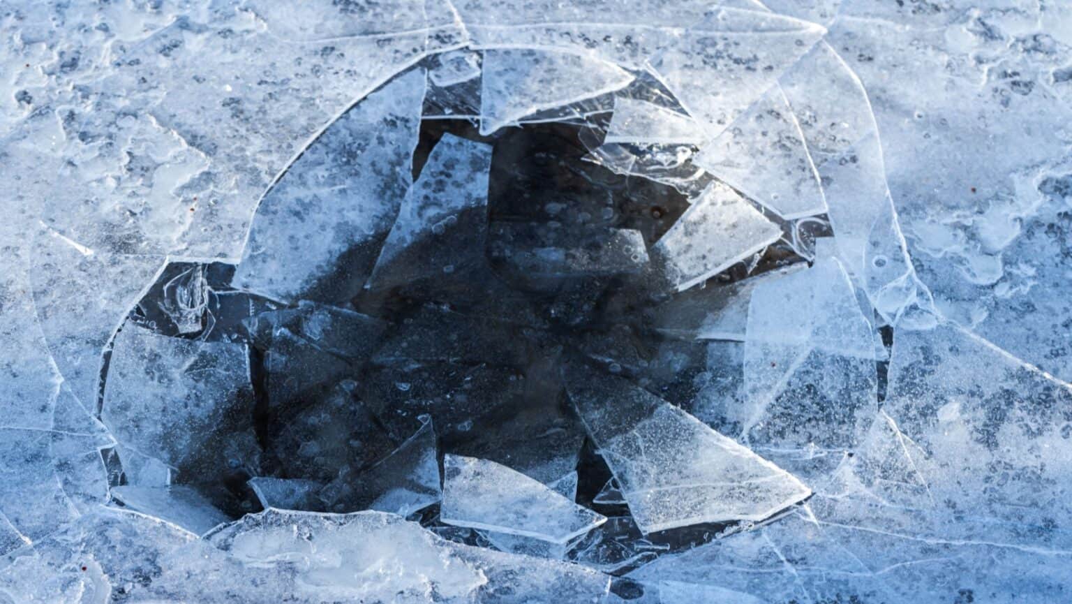Safe to Walk, Drive, or Skate on the Ice? 4 Warning Signs You Should ...