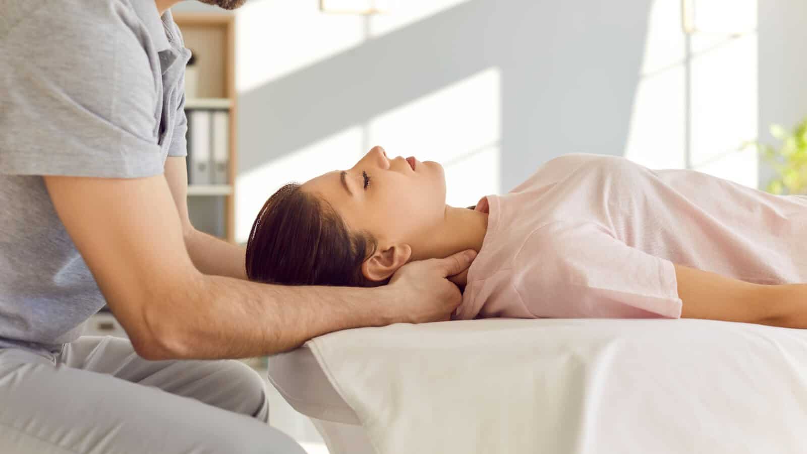 Thinking About Seeing a Chiropractor? Here’s What You Need to Know - The Queen Zone