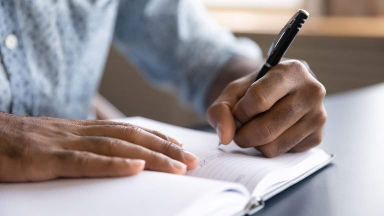 Left-handed? History hasn’t always been kind - The Queen Zone