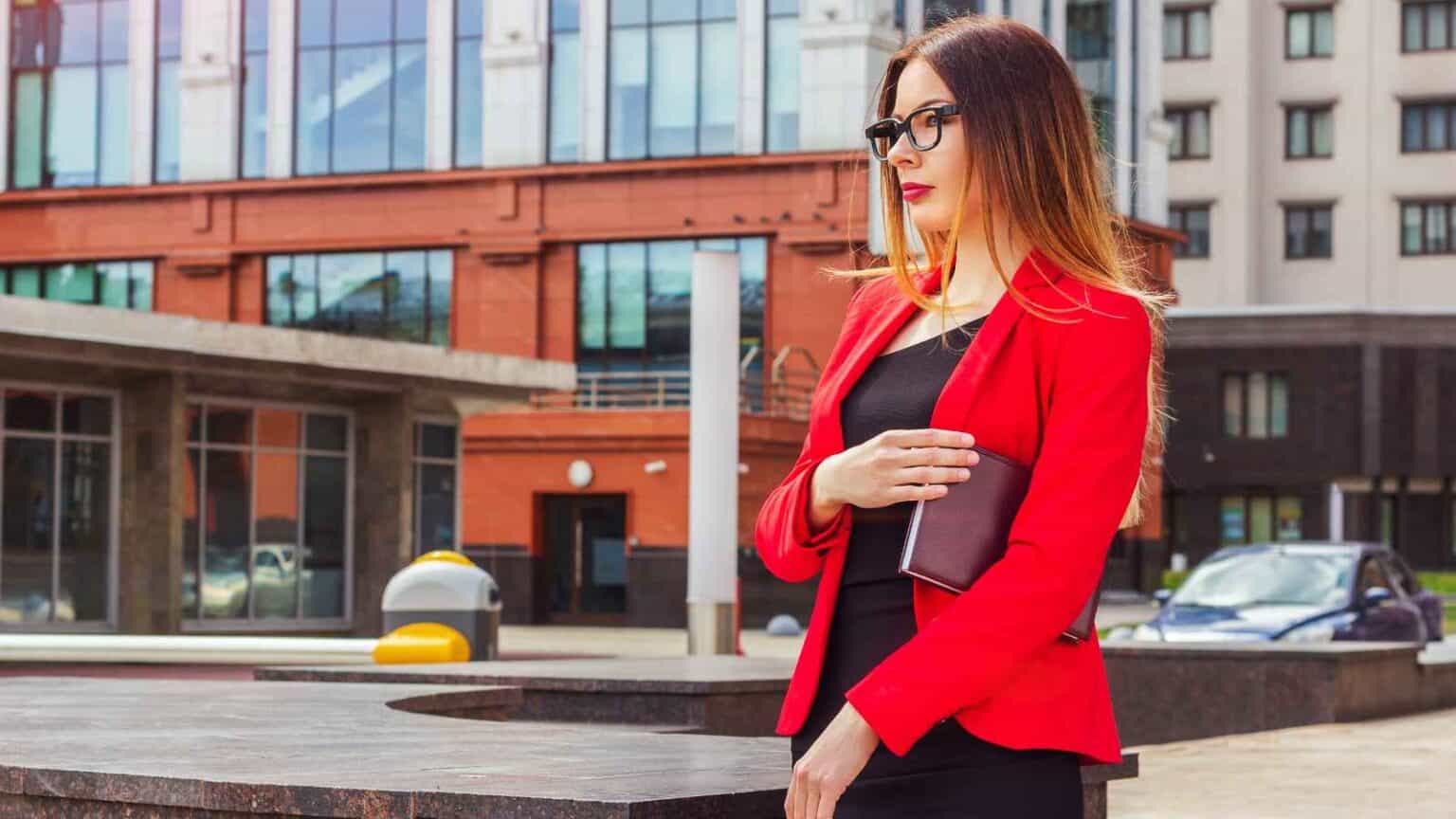 15 dress codes once used to control women’s behavior - The Queen Zone