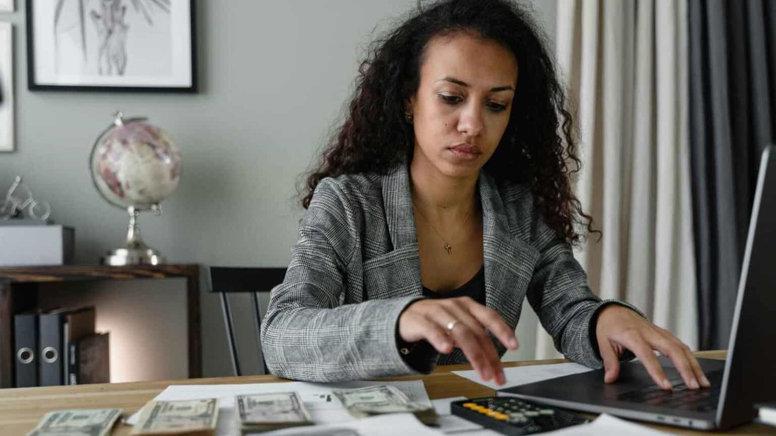 The “glass child” syndrome: 12 ways to know if you’re one - The Queen Zone