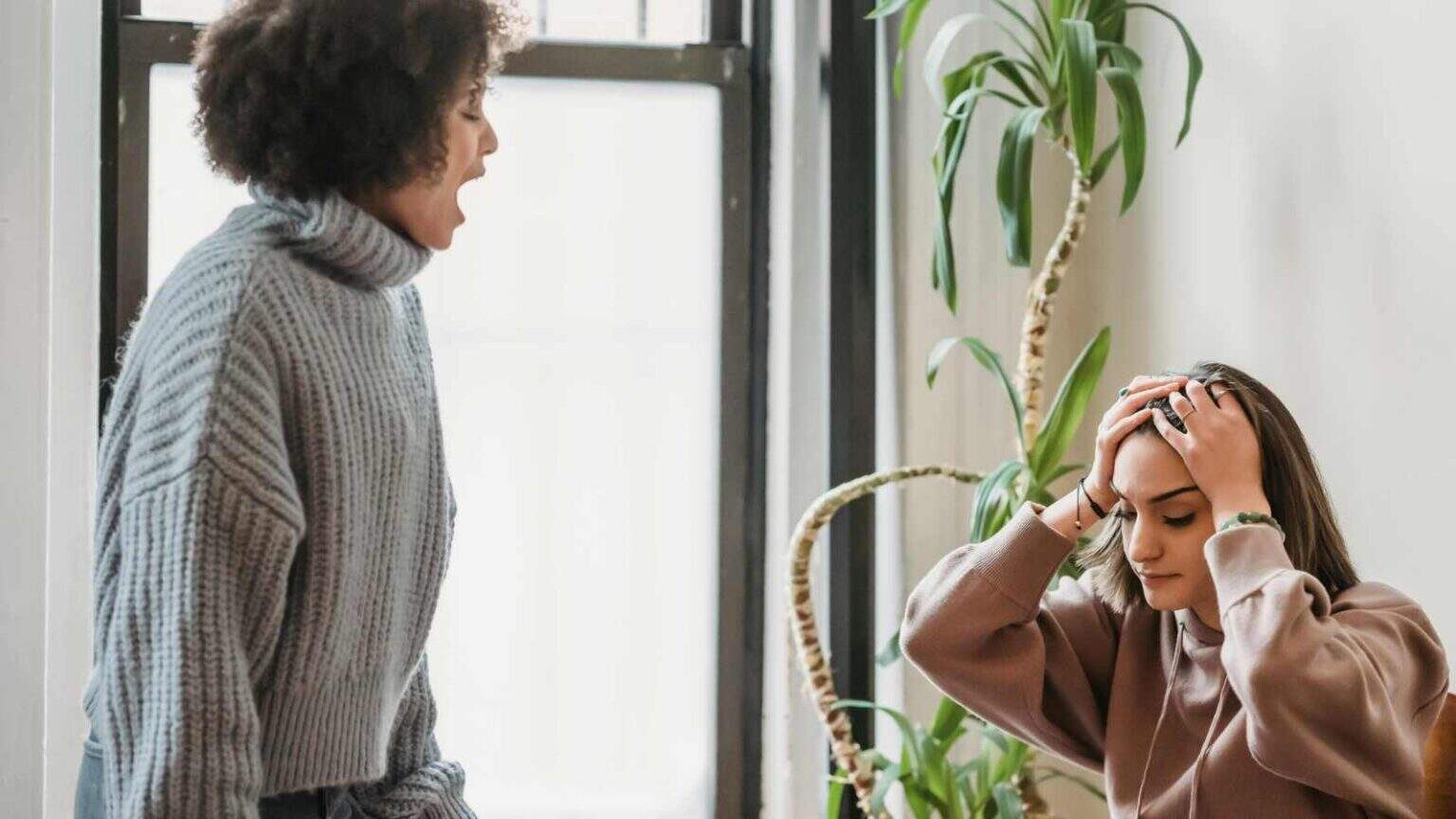 15 American Phrases That Seem Friendly But Mean Trouble - The Queen Zone
