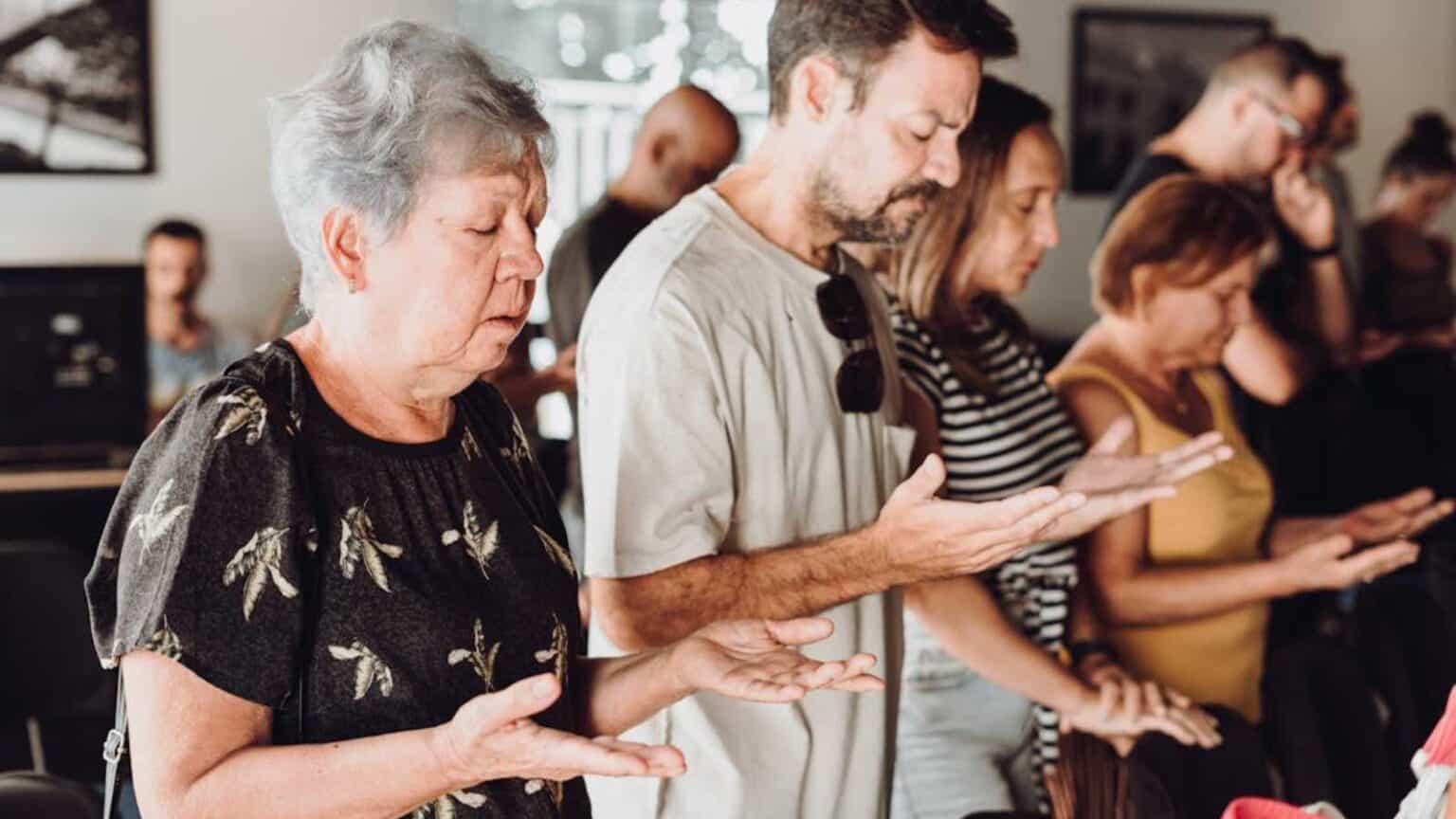 12 things to avoid doing in church - The Queen Zone