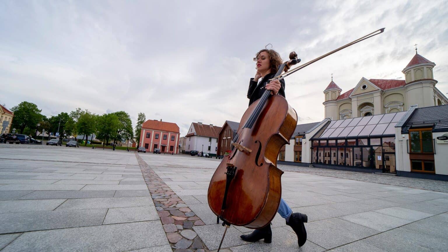 Why the cello’s quiet honesty still moves us - The Queen Zone
