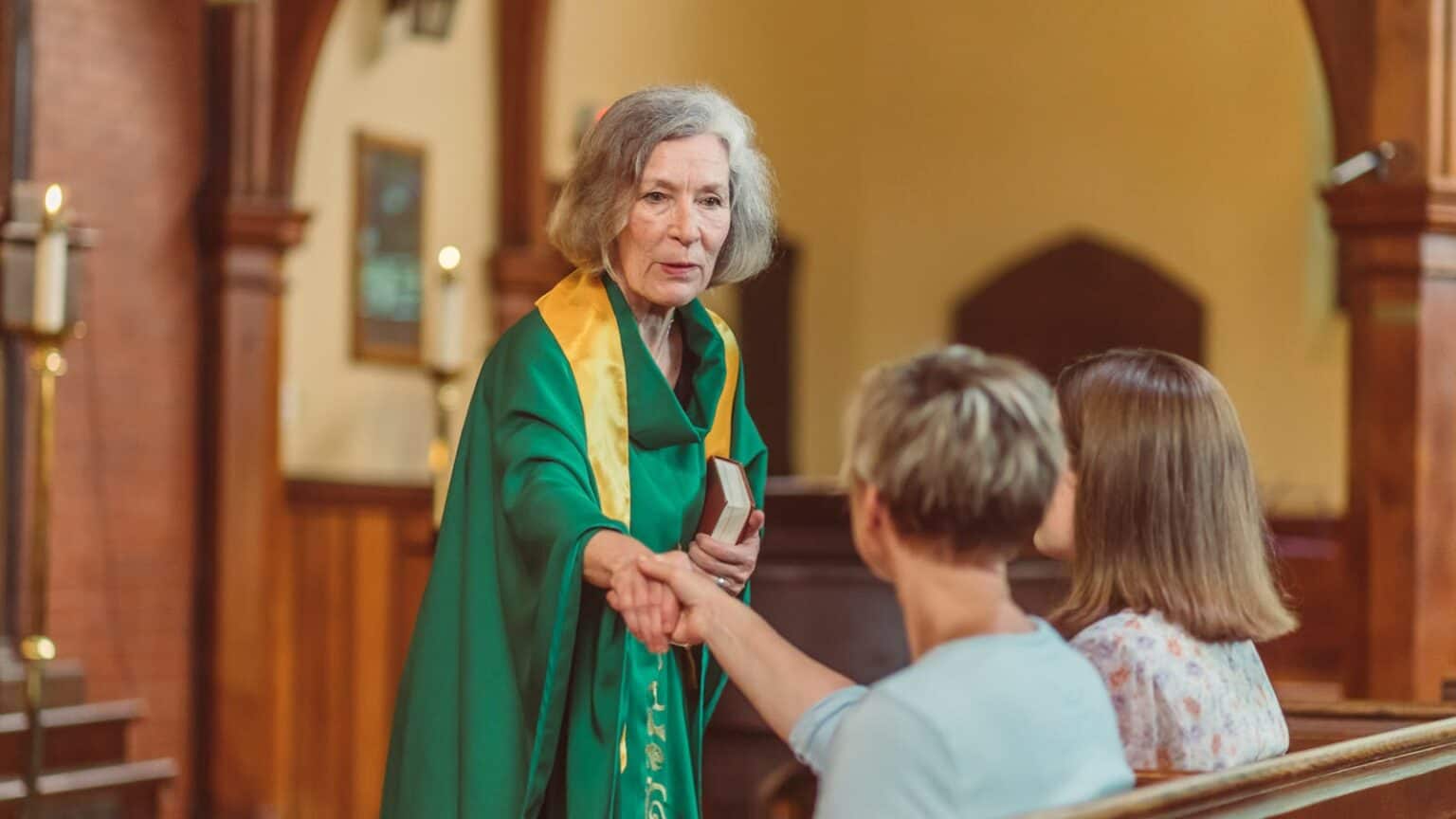 12 Church etiquette rules many people forget - The Queen Zone